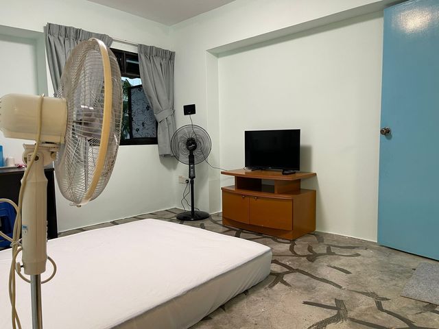Room for rent Sengkang, Singapore - Master Bedroom with attached toilet ...