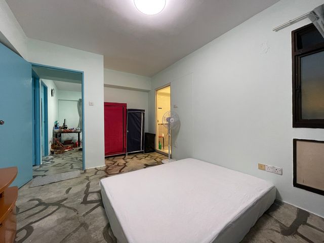 Room for rent Sengkang, Singapore - Master Bedroom with attached toilet ...