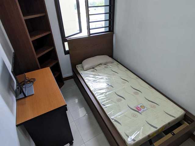 Room for rent Jurong West, Singapore - Decent single room