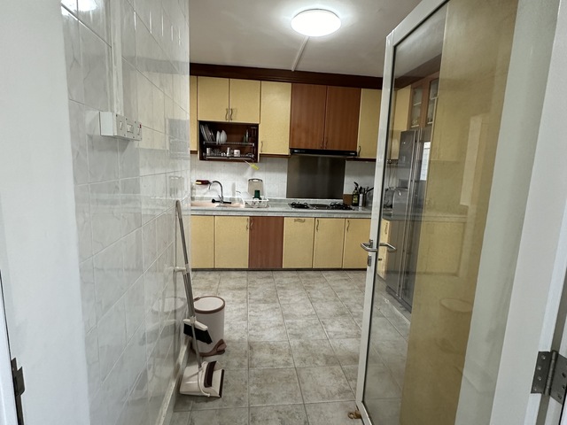 Room for rent Queenstown, Singapore - Big common room available behind ...